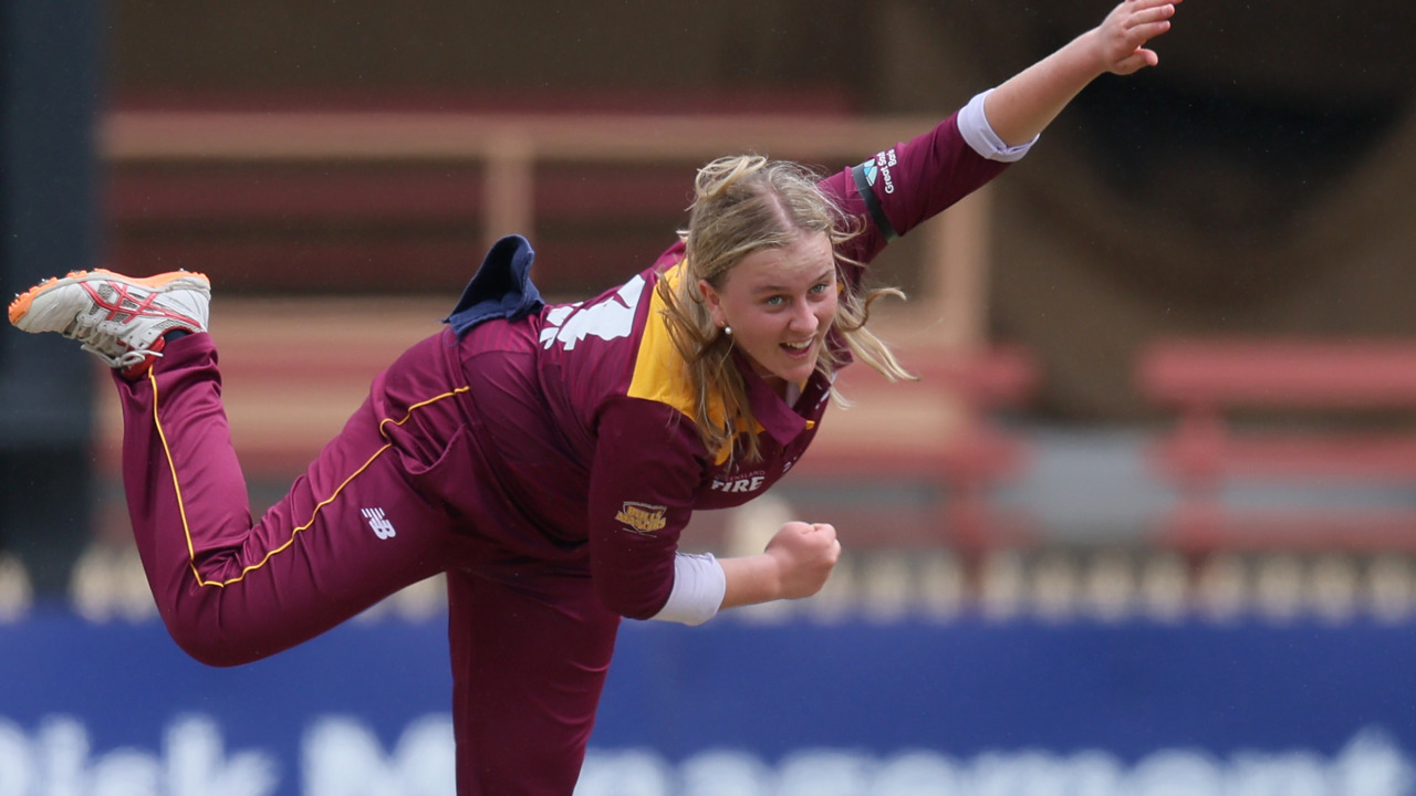 First-gamer Parsons lights up Sydney with four wickets