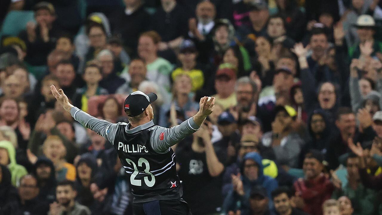 Phillips gets airborne to reel in outrageous outfield catch