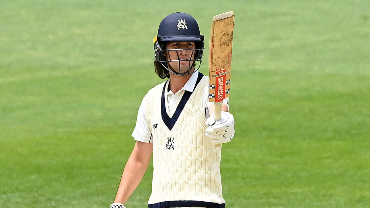 Debutant Elliott top-scores from No.9 with fighting 80no