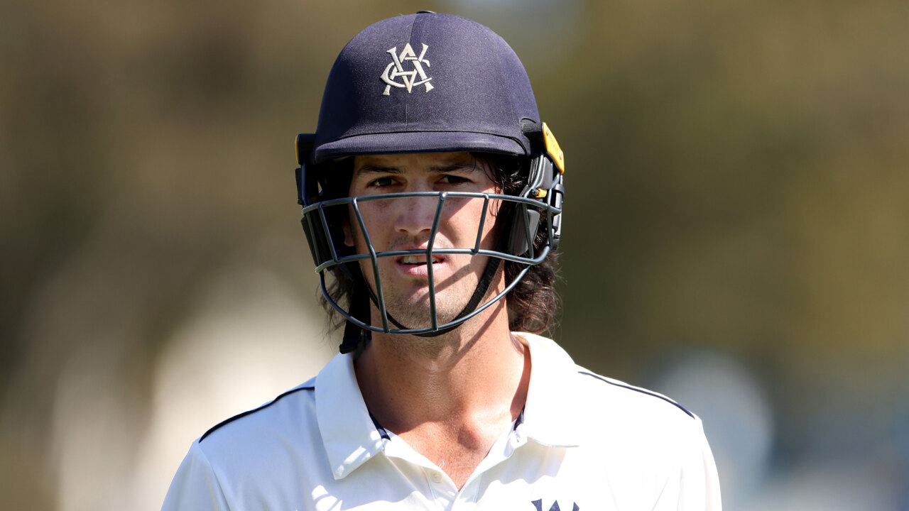 Elliott retires hurt, subbed out in dramatic fashion