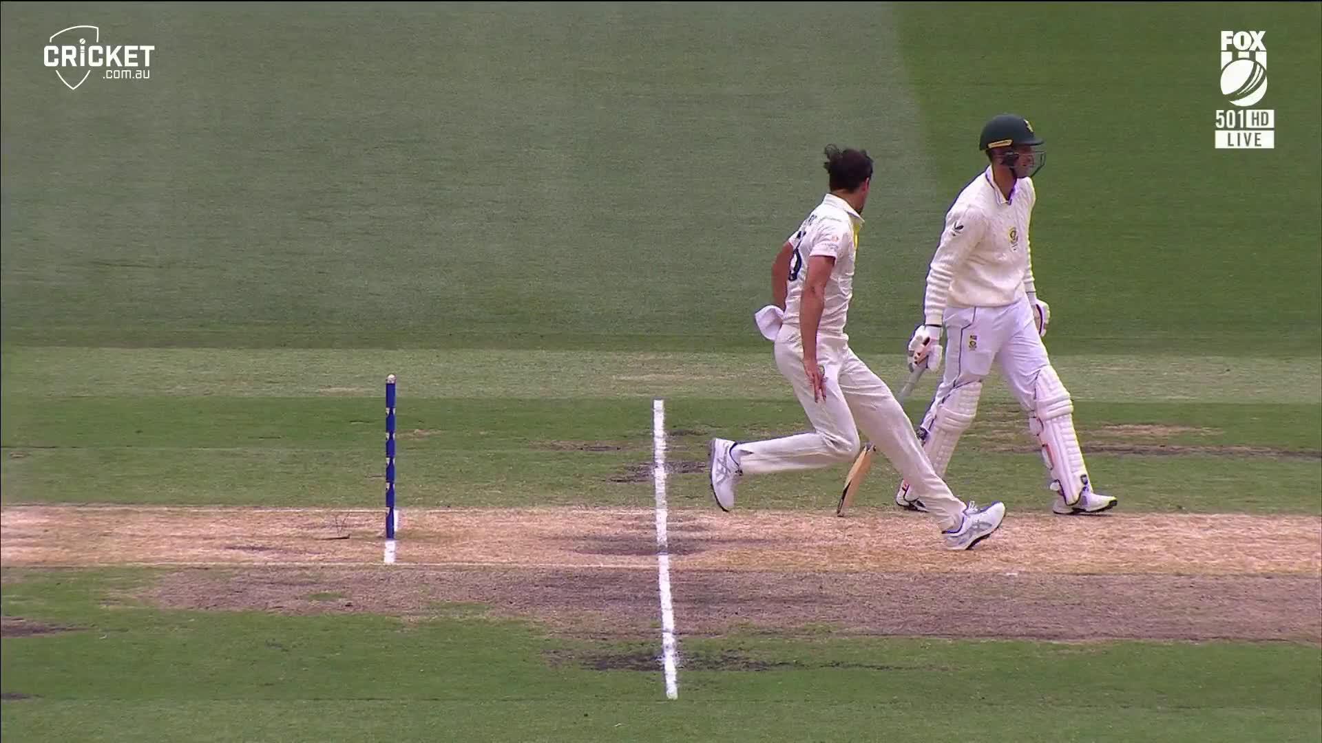 Wandering de Bruyn gets stern warning from fired-up Starc