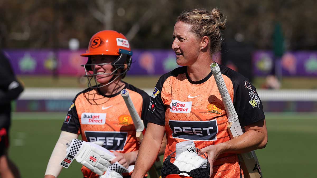 Devine stars as red-hot Scorchers thrash Renegades | cricket.com.au