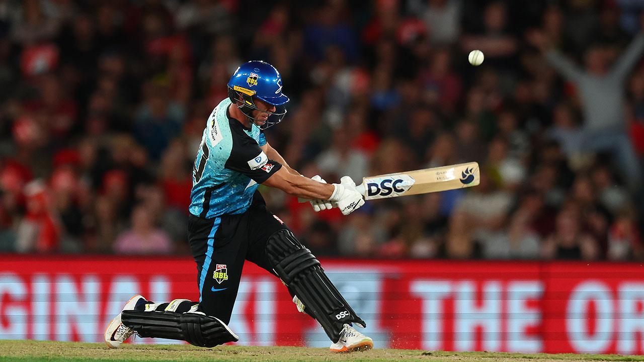 Lynn crunches 200th BBL six in rapid knock