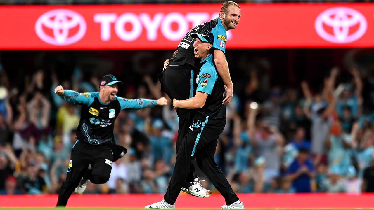 Pandemonium at the Gabba as Heat hold on in a thriller | cricket.com.au