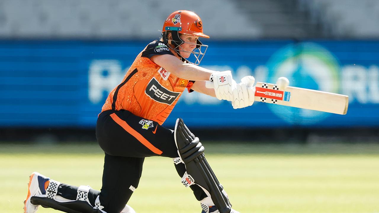 Beth Mooney lights up MCG with 97