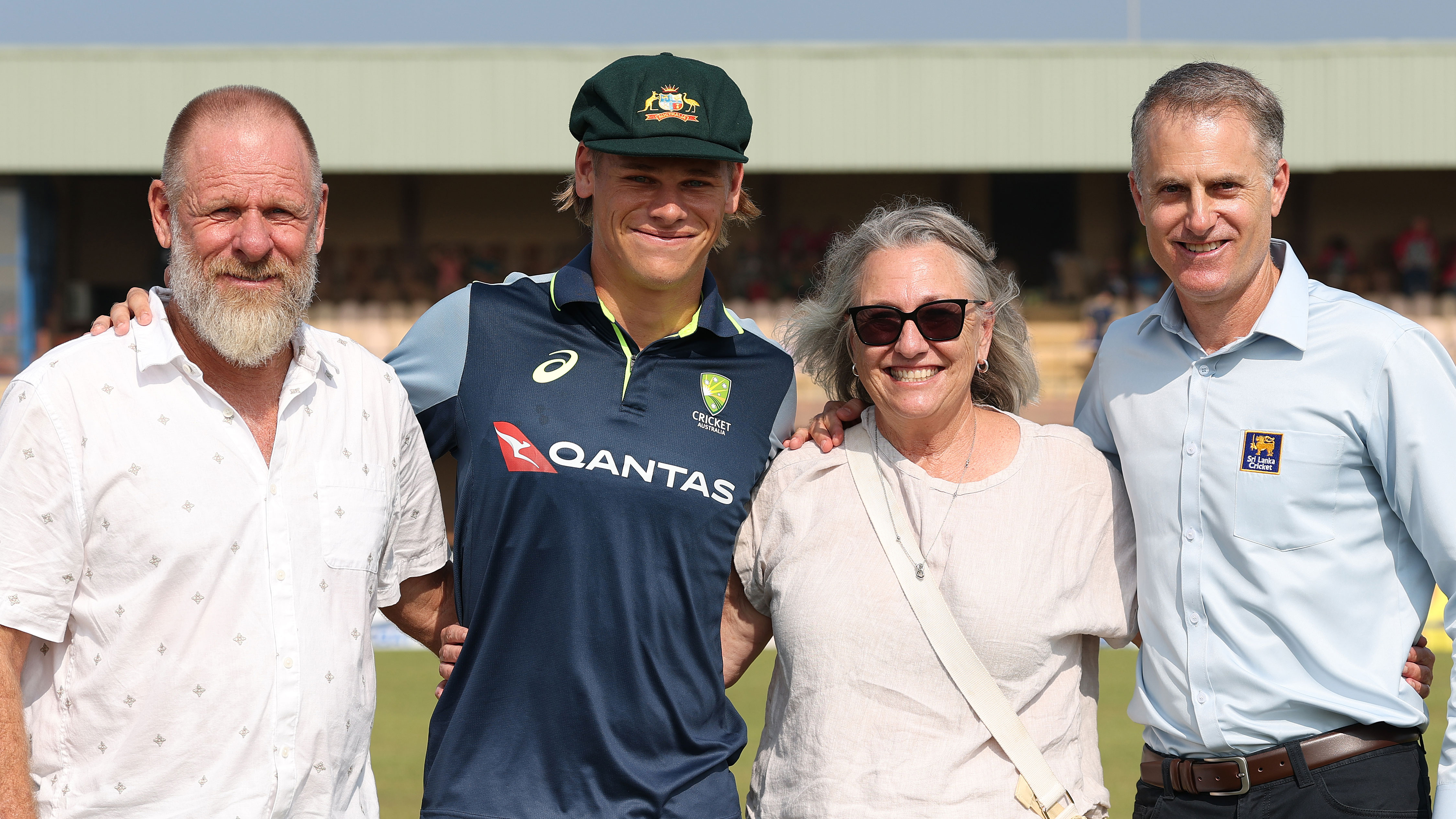 Connolly receives Baggy Green No.471 from Katich