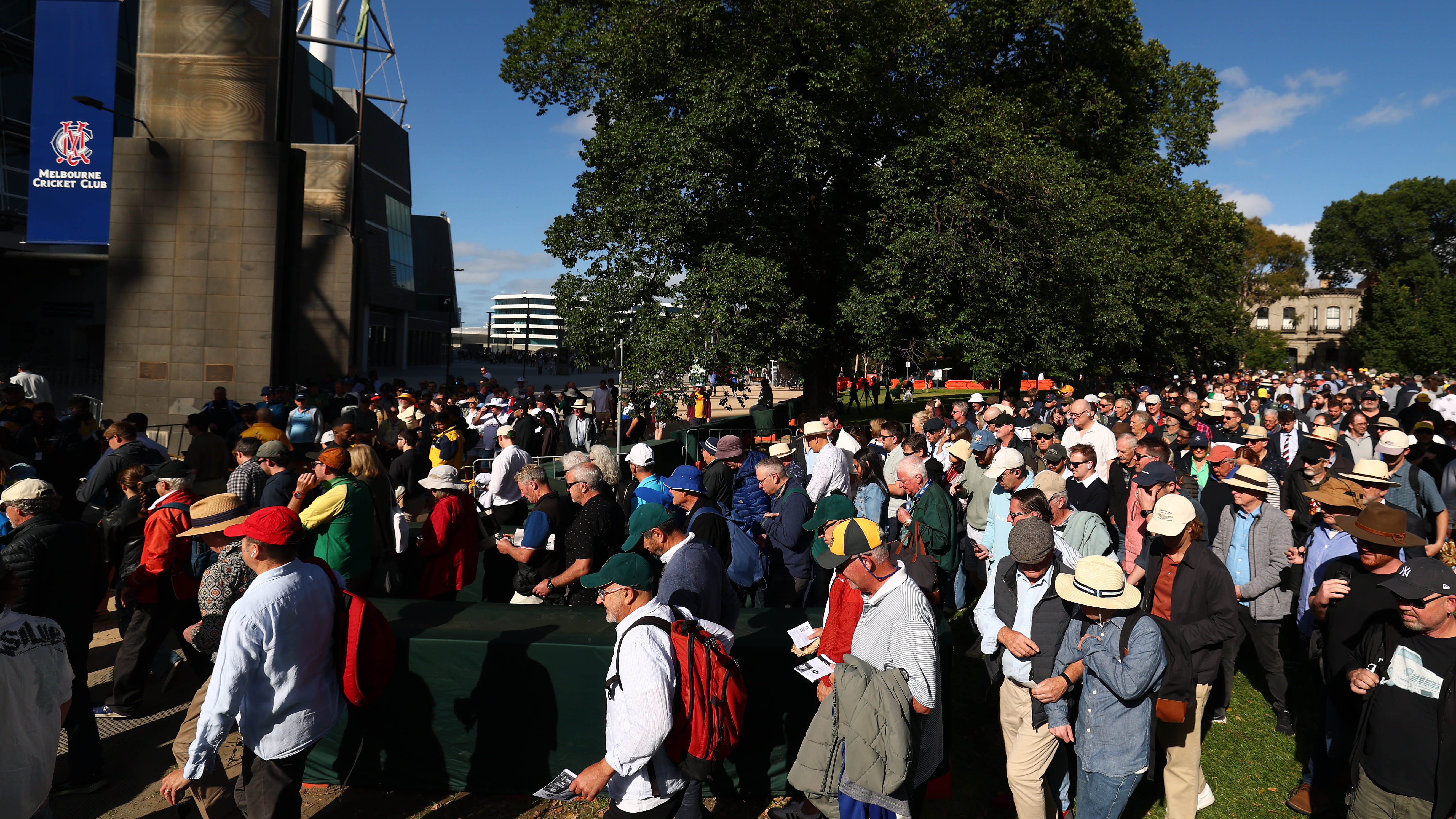LIVE BLOG: Fans flock to the 'G for day two | cricket.com.au