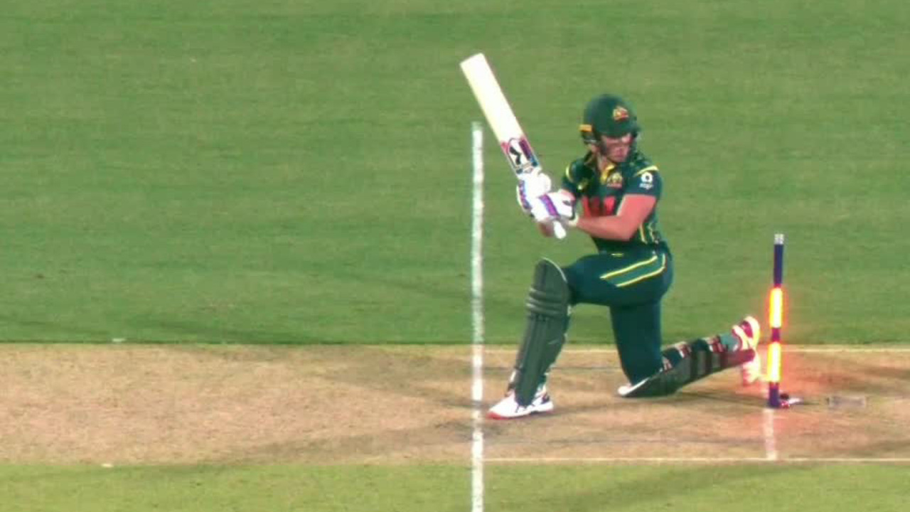 Hit wicket! Harris steps on stumps as run chase heats up